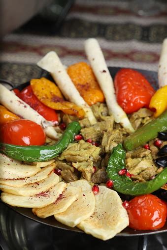 튀긴 감자 가지 조각 토마토 후추 쇠고기 스튜와 백인 전통 낭 Ici 0명에 대한 스톡 사진 및 기타 이미지 0명 물고기 바로 먹을 수 있는 Istock