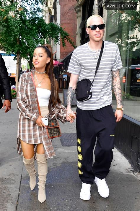 Ariana Grande S Pokies With Pete Davidson While Shopping At At Barney S