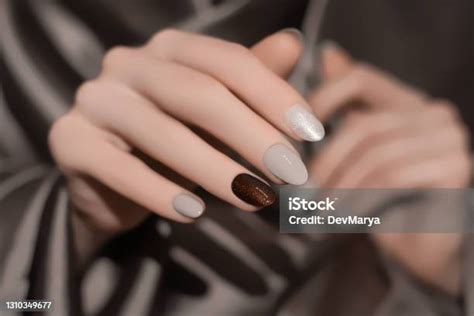 베이지 색 네일 디자인여성 손 반짝이 갈색 매니큐어 매니큐어 회색 직물 배경에 여자 손 손톱에 대한 스톡 사진 및 기타 이미지 손톱 갈색 네일 살롱 Istock