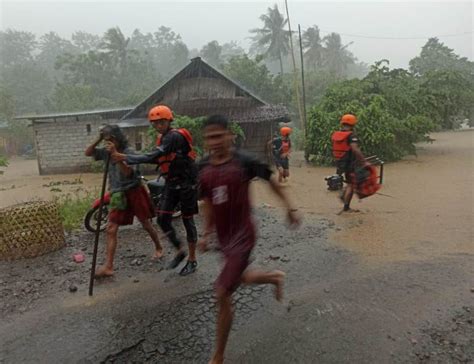 Basarnas Mamuju Evakuasi 96 Orang Korban Banjir Sulbar Express