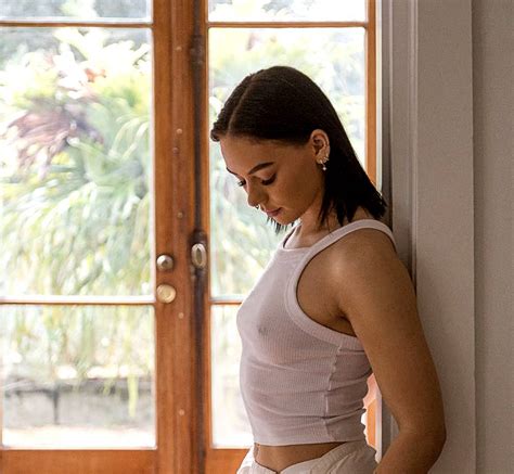 گزارش مصور از زن زیبا و خانه چوبی مرد روز