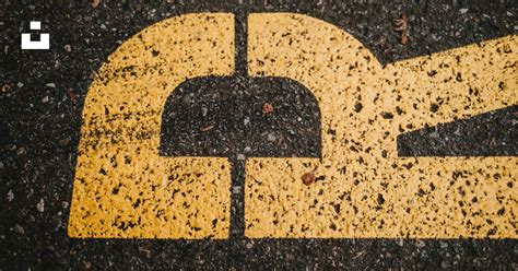 검은 색 표면에 검은 색과 노란색 문자 B 인쇄 사진 Unsplash의 무료 광각 이미지