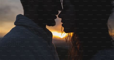 남자와 여자가 함께 행복하고 서로를 바라보는 부드러운 클로즈업 초상화 아름다운 일몰 빛의 실루엣 머리카락에 바람 사진 Unsplash의 로맨틱한 이미지