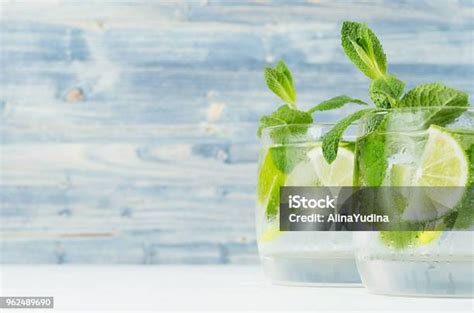 열 대 칵테일 모 히 토와 부드러운 초라한 파란색과 흰색 나무 보드 복사 공간 근접 촬영에 빨 대 두 추운 안경 0명에 대한 스톡 사진 및 기타 이미지 Istock