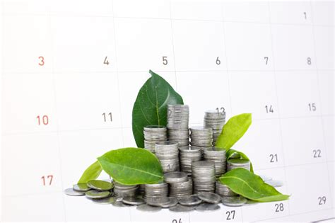 미래의 투자에 대 한 유리에 돈을 절약 성장 하는 나무에 녹색 잎와 비슷한 이며 배경색 또는 질감경제에 대 한 일정 및 활동 2018 개념에 메시지를 작성 합니다 검소에