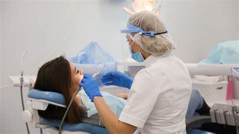 Женское Stomatologist готовятся пациента для лечения зубов видеоматериал Видео насчитывающей