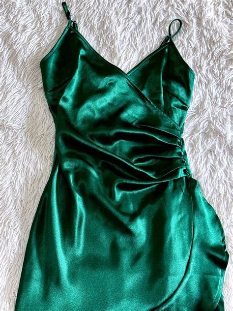 Зеленое атласное платье Quiz с воланом — ціна 350 грн у каталозі Короткі сукні Купити жіночі