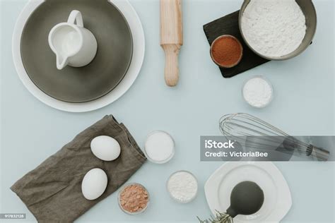 파스텔 배경에 베이킹 재료입니다 평면도 평평 하다 복사 공간 우유 밀가루 설탕 계란 버터 올리브 오일 코코아 가루 베이킹 소 다 바닐라 추출액과 식초 준비 베이킹 주방
