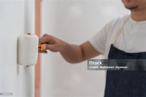 화가 벽을 복원하고 칠할 제품을 손에 들고 실내 집의 건축 현장 페인팅 리노베이션 페인팅 계약자 건축가 건설 노동자 중 벽 40 44세에 대한 스톡 사진 및 기타 이미지