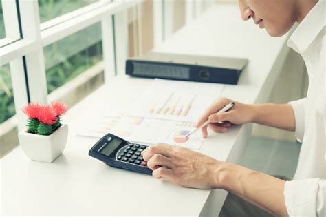 아시아 비즈니스 남자 그의 책상에 있는 숫자를 계산 하는 계산기를 사용 하 여 회계사는 재정 계산입니다 개념에 대한 스톡 사진 및 기타 이미지 Istock