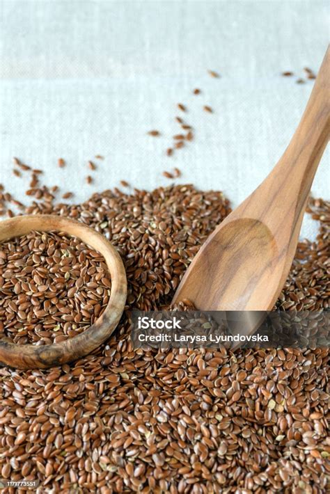 아마 씨앗 리눔 Usitatissimum 유용하고 의약 제품 클로즈업 아마 씨앗 중 천연 올리브 나무의 숟가락과 접시 Rn