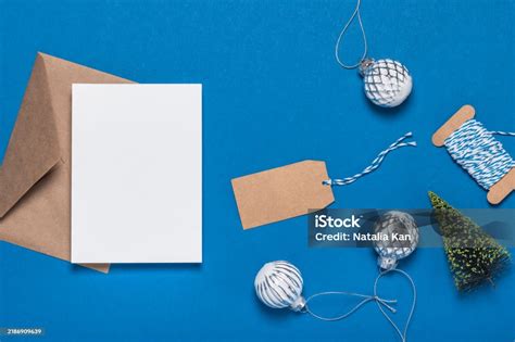 크리스마스 유리 장난감 인공 전나무 파란색 배경에 빈 카드와 봉투 크리 에이 티브 크리스마스 또는 새해 배경 엽서 Diy 선물 Diy에 대한 스톡 사진 및 기타 이미지