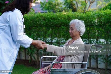 의사는 공원에서 휠체어에 앉아있는 아시아 노인 여성 장애 환자를 돕고 의료 개념 2명에 대한 스톡 사진 및 기타 이미지 2명