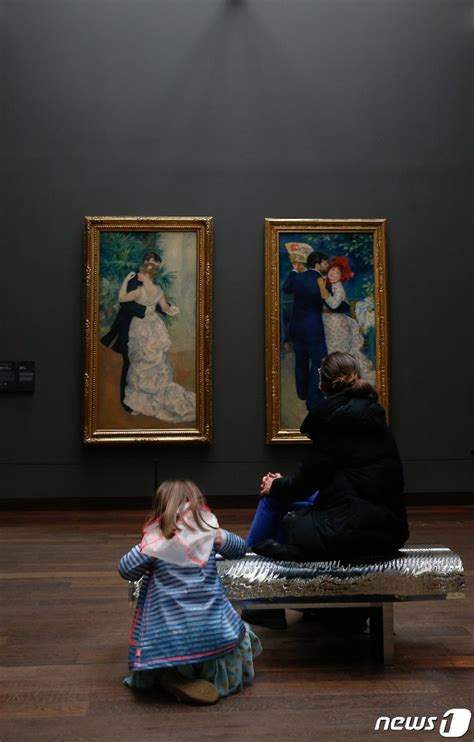 사진 佛 반년만에 문 연 오르세 미술관 작품 감상하는 모녀 머니투데이