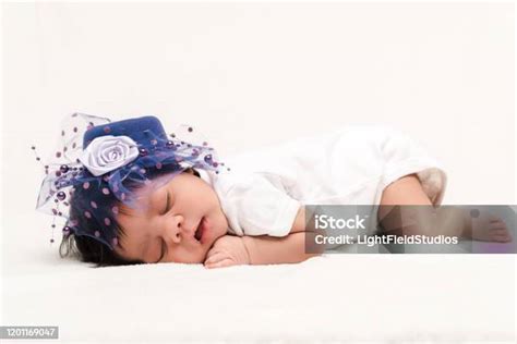 흰색에 자고 파란색 모자에 사랑스러운 이중 인종 신생아 귀여운에 대한 스톡 사진 및 기타 이미지 귀여운 누워있기 눈 감기 Istock