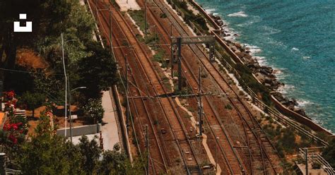 바다 옆 선로를 달리는 기차 사진 Unsplash의 무료 바깥 이미지