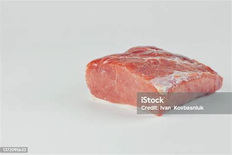 붉은 고기가 닫힙니다 흰색 배경에 고립 된 돼지 고기 조각 고기 요리 준비 음식과 가까운 텍스트를 위한 공간과 여유 공간을 복사합니다 고기에 대한 스톡 사진 및 기타 이미지