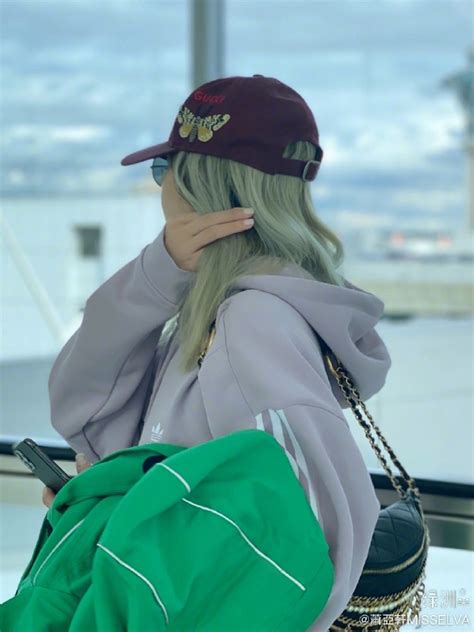 萧亚轩绿洲分享旅行瞬间 休闲穿搭现身机场清爽随性