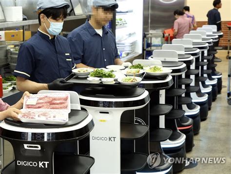 음식 배달 준비하는 서빙로봇 연합뉴스 음식 배달 준비하는 서빙로봇 연합뉴스