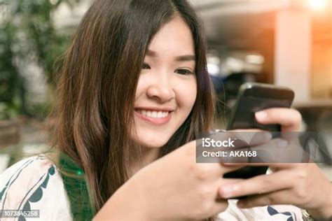 편안 하면서 야외에서 스마트 폰을 사용 하 여 아름 다운 아시아 여자 모던 양식에 대한 스톡 사진 및 기타 이미지 모던 양식 무선 기술 비즈니스 Istock