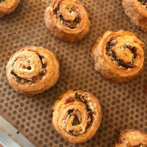 달콤한정류장 🧀베이컨치즈스콘🥓 베이컨 쪽파 맛있는 치즈를 갈아서 만들었어요~ 맛보러 오세요~😘