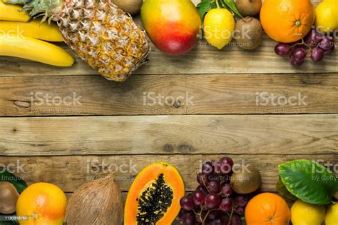 원시 유기농 열 대 및 계절 여름 과일 열매의 행에는 파파야 코코넛 망고 키 위 바나나 파인애플 포도를 나무 오래 된 배경에 감귤 류 절반 가까이 떨어졌다 건강 한 채식