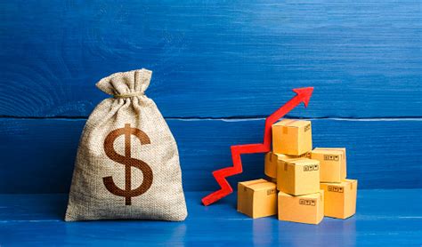 상자와 위쪽 화살표가있는 달러 돈 가방 소득 증가 가속화 및 경제 성장 좋은 소비자 감정과 상품에 대한 수요 높은 판매 생산 증가 운송 가격 상승 성장 개념에 대한 스톡