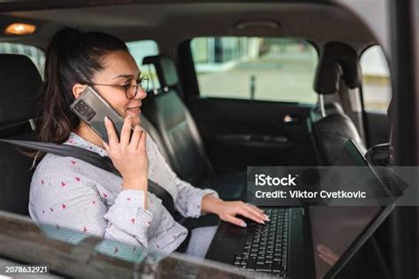 자동차 뒷좌석에서 노트북으로 작업하면서 전화 통화를 하는 사업가 30 34세에 대한 스톡 사진 및 기타 이미지 30 34세 갈색 머리 교통수단 Istock