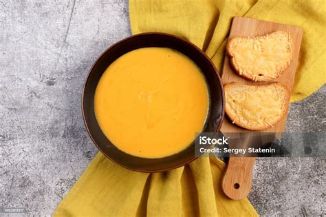 그릇에 크림을 곁들인 수제 호박 수프와 어두운 배경에 크루통 빵 평면도 플랫 레이 0명에 대한 스톡 사진 및 기타 이미지 0명 가을 건강한 생활방식 Istock
