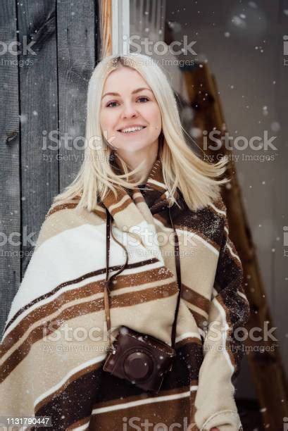 나무 벽 배경에 미소 빈티지 카메라와 아름 다운 금발 소녀 겨울에 대한 스톡 사진 및 기타 이미지 겨울 관광 관광객 Istock