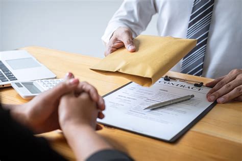 불법 적인 돈에 부정직 한 부정 행위 뇌물 돈을 주는 사업가 달러 지폐의 형태로 제공 하는 동안 성공 계약 계약 뇌물 및 부패 개념에 거래를 제공 개념에 대한 스톡 사진 및