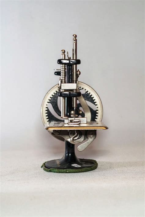 Proantic Singer Miniature Sewing Machine