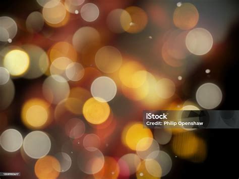 어두운 배경에 밝은 반짝임 효과와 황금 노란색 빛나는 둥근 흐릿한 조명 추상 계절에 대한 스톡 사진 및 기타 이미지 계절 공휴일 금색 Istock