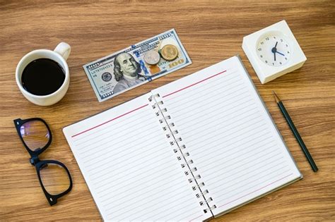 플랫은 노트북 스마트폰 돈 현금 커피 재무 기획 및 비즈니스 개념 작업의 누워 계획에 대한 스톡 사진 및 기타 이미지 계획 공란 교육 Istock