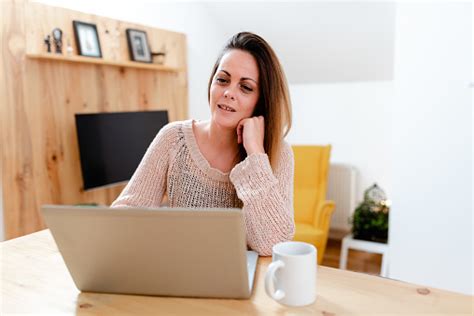 채팅 소셜 미디어 브라우징 비디오 시청 강의 수업 제공 가상 수업 회의 원격 사무실 작업 컴퓨터 인터넷 프리젠 테이션 35 39세에 대한 스톡 사진 및 기타 이미지 Istock