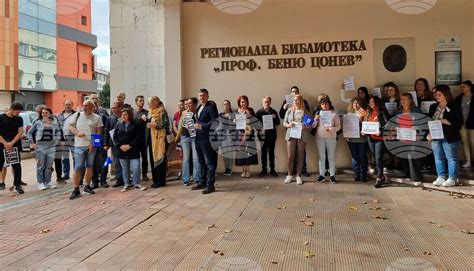 В Деня на народните будителите представители на културните институции в Ловеч излязоха на