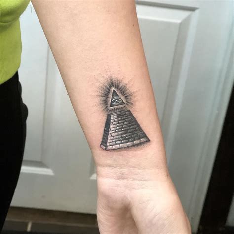 Пирамида с глазом массонский символ взяли с доллара 💲 Новое тату мастер Алексей Студия