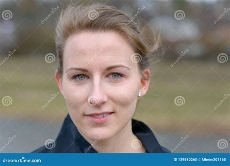 Giovane Donna Bionda Dagli Occhi Verdi Attraente Fotografia Stock Immagine Di Sport