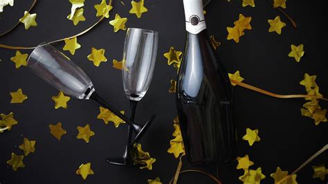 Premium 스톡 영상 황금 뱀과 색종이 조각이 있는 샴페인 잔과 병