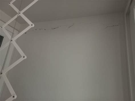 베란다 콘크리트 벽에 균열이 있는데요 지식in
