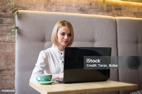 행복 한 여자 카페에서 노트북을 사용 하 여입니다 커피숍에 앉아서 컴퓨터 작업 젊은 아름 다운 소녀 개념에 대한 스톡 사진 및