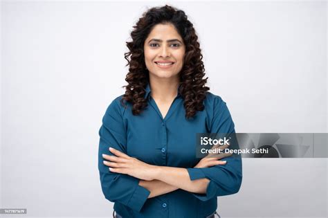 행복한 사업가의 초상화는 흰색 배경에 카메라를 보고 팔짱을 끼고 스톡 사진 정장 셔츠에 대한 스톡 사진 및 기타 이미지 정장 셔츠 직원 여자 Istock