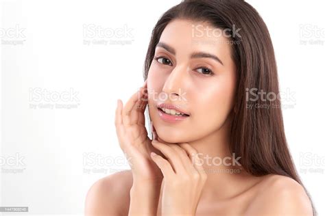 흰색 배경에 깨끗한 신선한 피부를 가진 아름다운 젊은 아시아 여성 얼굴 관리 얼굴 치료 화장품 아름다움과 스파 아시아 여성 초상화 건강관리와 의술에 대한 스톡 사진 및 기타