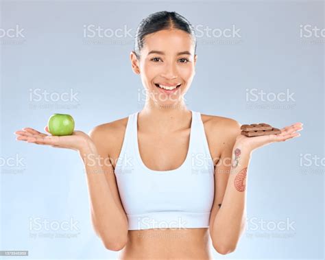 다른 한편으로는 초콜릿과 사과의 슬래브를 들고 젊은 여자의 스튜디오 샷 25 29세에 대한 스톡 사진 및 기타 이미지 25 29세 건강에 좋지 않은 음식 건강한