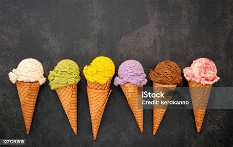 콘 블루 베리 녹차 피스타치오 아몬드 오렌지 체리 설정에 아이스크림 맛의 다양한 어두운 돌 배경에 여름과 달콤한 메뉴 개념 가루로 빻은에 대한 스톡 사진 및 기타 이미지