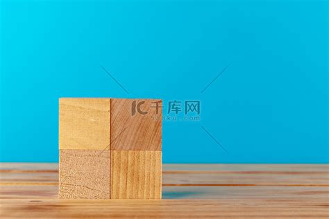 蓝色背景下木桌上堆放的木块高清摄影大图 千库网