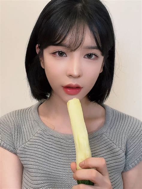 오이를 입에 넣는 그녀 야짤 아제개그