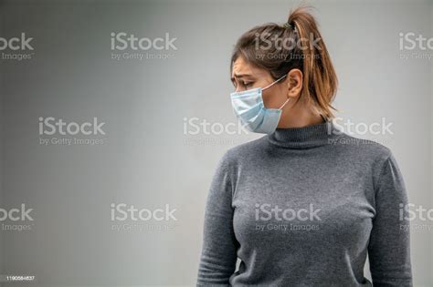 회색 스튜디오 배경에 대기 오염과 황혼에 대한 호흡 보호 마스크를 착용 백인 여성 감기와 독감에 대한 스톡 사진 및 기타 이미지 감기와 독감 건강관리와 의술 귀여운