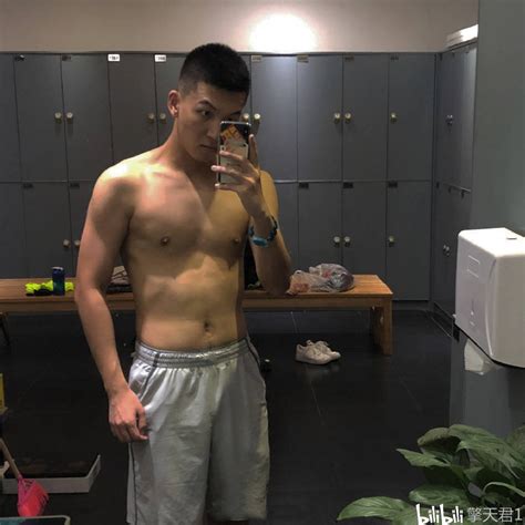 180CM 体育生 43大脚 可爱的腹肌 哔哩哔哩