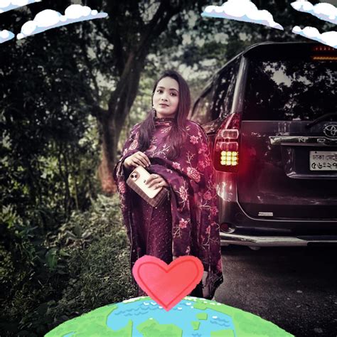 আধারের বুকে এক ফালি চাঁদ পর্ব ১০ আয়াজ বিরক্ত মুখে গাড়িতে হেলান দিয়ে দাঁড়িয়ে মোবাইলে জরুরী